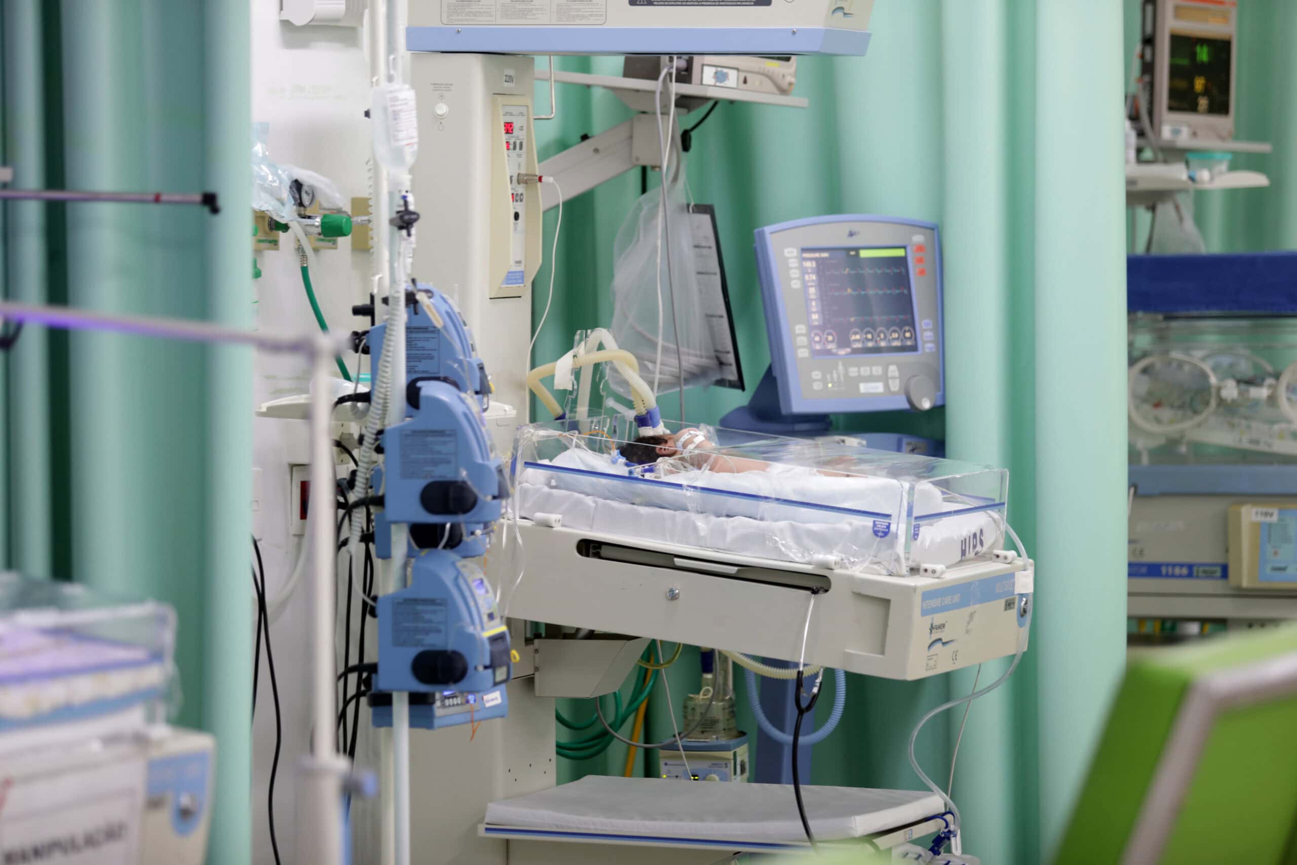 ¿Resulta tóxico el uso de dispositivos de PVC en pacientes neonatales?